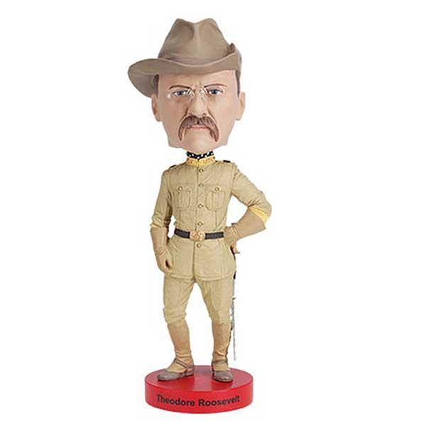 Royal Bobbles製のボブルヘッド、アメリカ合衆国の軍人、政治家であり、第25代副大統領および第26代大統領 "セオドア・ルーズベルト " です。彼が結成した第1合衆国義勇騎兵隊(通称ラフ・ライダーズ)を率いた際の制服姿で作られてい...