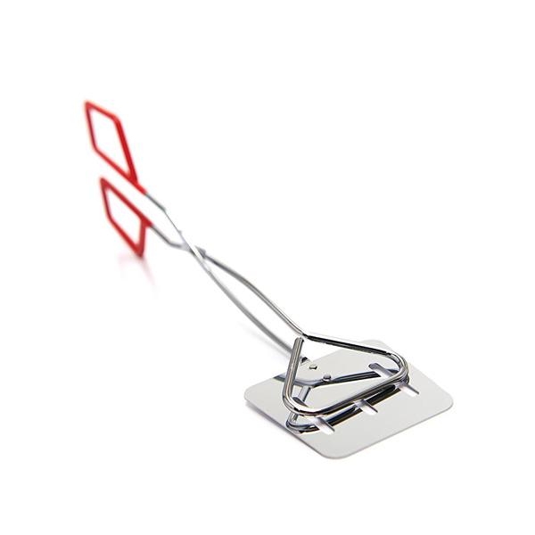 GrillProのターナートングです。完璧な2 in 1アイテムで一方側はトングがあり、他方にはターナー(フライ返し)が付いています。このクロムメッキグリルツールには、滑りにくく使いやすいPVCグリップハンドルが付属しています。バーベキュー...