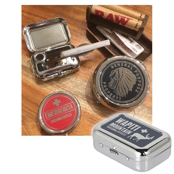 ワピチと呼ばれる大型の鹿が描かれた角型の携帯灰皿は丸みを帯びているので手に馴染みやすいタイプ。タバコホルダー内蔵でタバコを置きたいときにしっかりと支えてくれます。デザインがお洒落で機能もしっかりとしているのでお気に入りのアシュトレイになりそ...