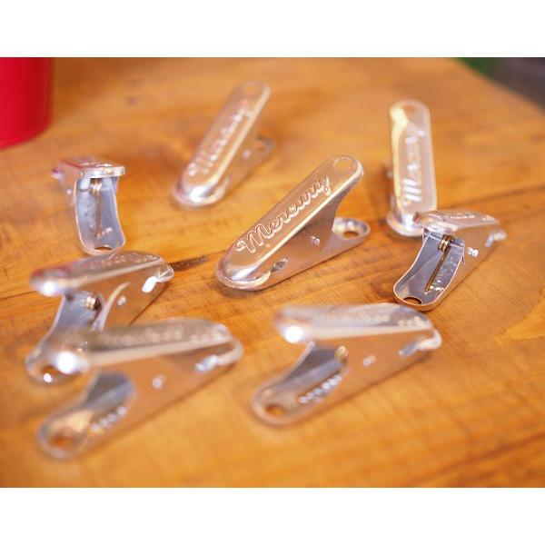 【商品詳細】Mercuryのロゴ入りクリップです。ロゴはエンボス加工の筆記体でお洒落！お菓子の袋などを留めたり、麻の紐を用意してクリップの穴に通して写真を吊るしたり、アイデア次第でいろいろな使い方が可能！・サイズ(約)：幅 最大2×長さ6....