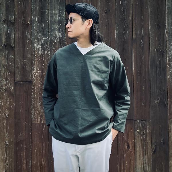 【商品説明】近年、ファッションアイテムとして人気でタマ数の少ないデッドストックのロシア軍スリーピングシャツが入荷です。リネンのように風通しの良いコットン素材を使用した清涼感のある仕上がりと、リラックス感のある着心地が魅力。こちらはOLIVE...