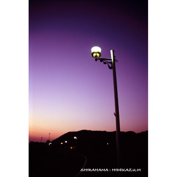 灯火 lamplight / 白浜町 　撮影者：村山ヒデカズ額：86x63cm　画部：57.5x41cmサイズの　灯火 lamplight の写真（オリジナルプリント）です！パネルに貼り額装してあります。 グラデーションの美しい夕日の空をバ...