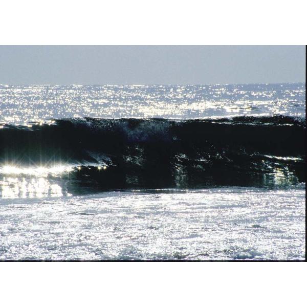 WAVE / 千倉の海　撮影者：村山ヒデカズ/額付/オリジナルプリント千葉県南房総市の荒々しい波に降注ぐ光　の写真（オリジナルプリント）です！波の作り出す曲面に、一瞬光が走る！　その瞬間を撮りました。パネルに貼り額装してあります。デジカメで...