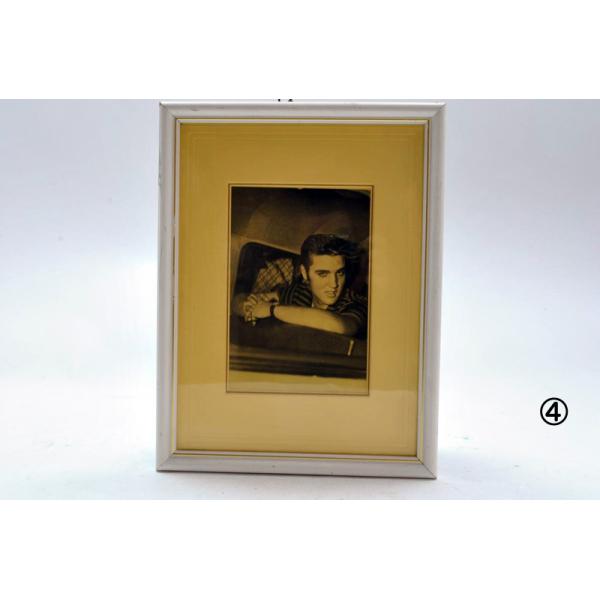 レアなプレスリーの古いポストカードを額装したものです。ちょっとした場所に掛けたり、デスクやテーブルにさりげなく立てかけてもオシャレです。白いフレームに経年キズがあります。額装サイズ：193mm X 253mm