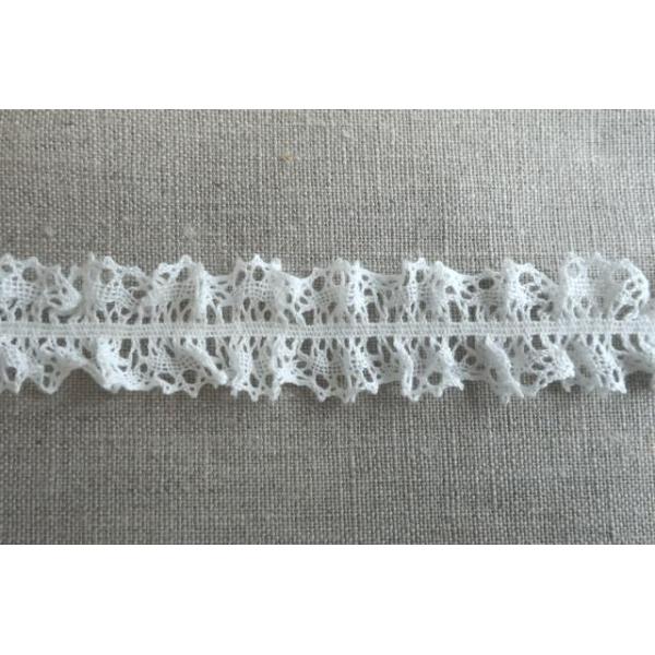 ストレッチの入ったカワイイフリルレースです☆薄手でかわいらしいフリルレース♪しっかり編み込んでおり、透け感もキレイに出ている当店人気商品ですとてもかわいいレースなので、洋服、小物や雑貨など用途も色々の当店オススメ商品です！【色】オフホワイト...