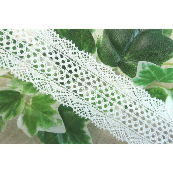 当店の人気商品です☆ヨーロッパ調の柄で、アパレル様にも人気のレースです。店頭ではなかなか見かけないデザインです。 【素材】綿１００％ 【色】オフホワイト 【巾】　29ｍｍ【厚み】薄い●こちらの商品は、１ｍ単位での販売となります。 ご希望のメ...