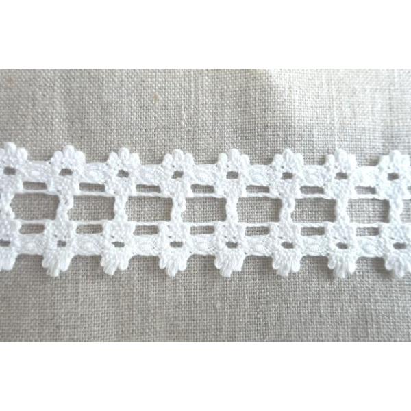 素材】コットン 100%【幅】28mm幅 【厚さ】あり【色】オフホワイトリボン通し部分は4mm位のリボンが通ります。こちらは6m単位でのご注文になります♪6mの場合→1と入力18mの場合→3と入力お使いのブラウザにより、実際の色目と多少違う...