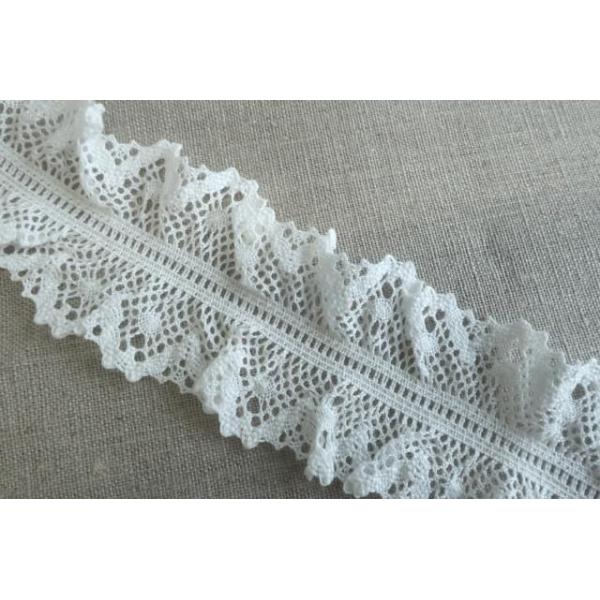 ストレッチの入ったカワイイフリルレースです☆幅広のフリルレース♪しっかり編み込んでおり、透け感もキレイに出ている当店人気商品ですとてもかわいいレースなので、洋服、小物や雑貨など用途も色々の当店オススメ商品です！【色】オフホワイト【素材】綿、...