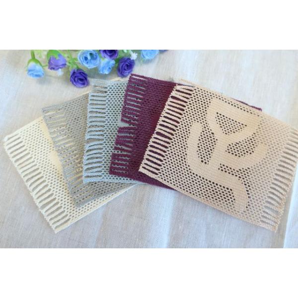 栃木県足利市のトーションレース工場「大定」が作った文字入りのおしゃれなレースコースターです。<br>使いやすいサイズに仕上がっており、飲み物や花瓶、小物置きなど、色々な使い方ができる便利なコースターの5枚セットです。綿素材の先染...