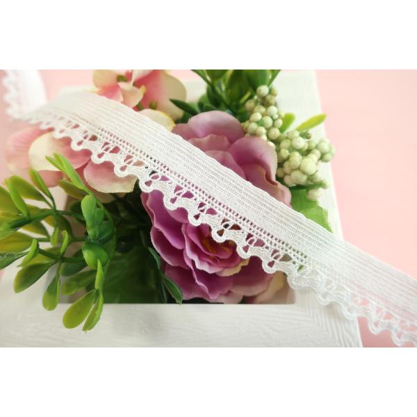 ゴムの入ったストレッチトーションレースです縫い代も広めにあり、ゴムで伸びるので、襟元や裾などインナー、アウターどちらにも使えます。綿素材なので触り心地もいいですよ【素材】　綿、ナイロン、ポリウレタン【日本製】【厚み】　普通【色】　オフホワイ...
