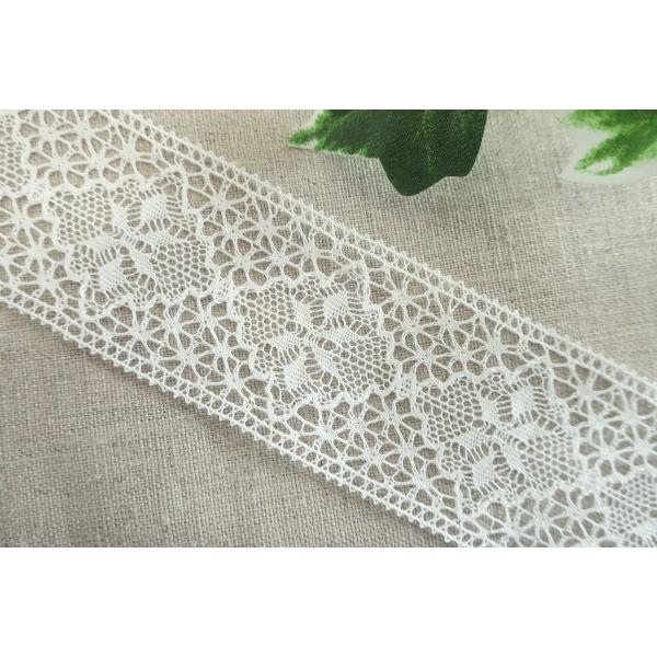 細番手糸を使用し、繊細に編み込まれています。一般的に市場で流通しているレースに比べ、薄く、軽く仕上がっており、リバーレースのような繊細な柄のデザインです。繊細な柄の中に透け感があるので、キレイなデザインに仕上がっております【素材】綿１００％...