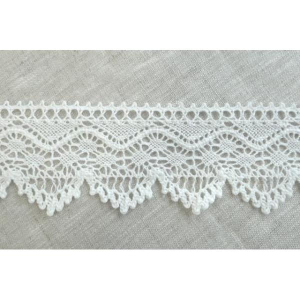 ヨーロッパ調の柄で、手編みの雰囲気がある人気のレースです【素材】綿１００％【巾】　55ｍｍ【日本製】【色】　オフホワイト【厚み】あり※お使いのブラウザにより実際のお色と異なって見える場合がございます。予めご了承下さいませ。 ●こちらの商品は...