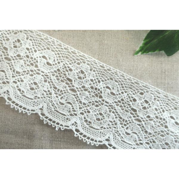 細番手糸を使用し、繊細に編み込まれています。一般的に市場で流通しているレースに比べ、薄く、軽く仕上がっており、リバーレースのような繊細な柄のデザインです。繊細な柄の中に透け感があるので、キレイなデザインに仕上がっております【素材】綿１００％...