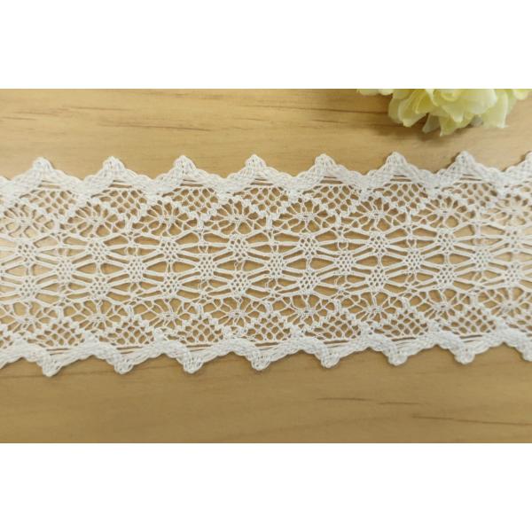 細番手糸を使用し、繊細に編み込まれています。一般的に市場で流通しているレースに比べ、薄く、軽く仕上がっており、リバーレースのような繊細な柄のデザインです。繊細な柄の中に透け感があるので、キレイなデザインに仕上がっております【素材】綿１００％...