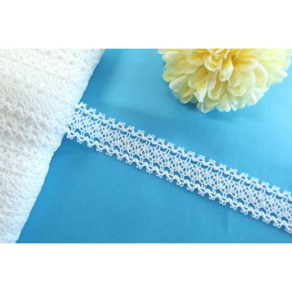 ●安心の日本製です●両スカラレースで縁取りのアクセントにおススメです。●当店は創業50年の日本のトーションレース工場直営のお店です。安心してお買い求めください。【商品名】DS.1952-6【サイズ】15mm幅【素材】綿【厚み】ふつう【色】オ...