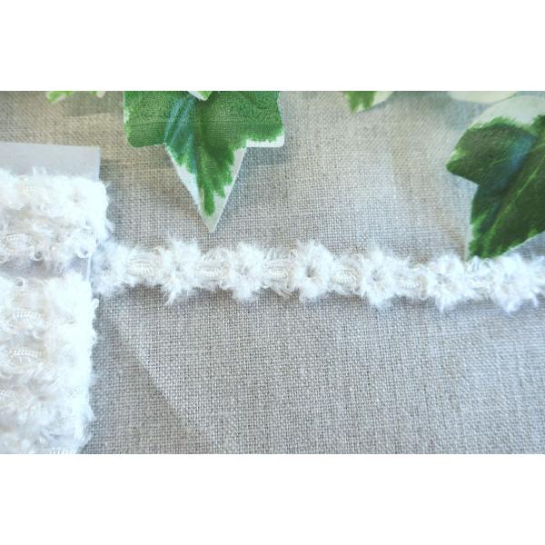 【素材】　 レーヨン　　　　　　　ゴム部分→ナイロン　ポリウレタン 　　　 【色】　アイボリー【幅】　15mm【厚み】　普通  柔らかい●毛足のあるモール素材を使用した花柄ストレッチレースです。細幅で柔らかく編み込んでおり、肌触り、風合いも...