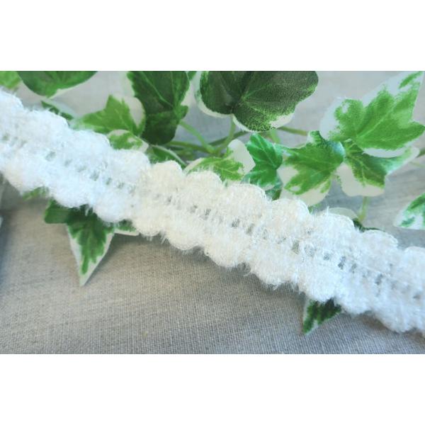 【素材】　 レーヨン　　　　　　　ゴム部分→ナイロン　ポリウレタン 　　　 【色】　アイボリー【幅】　27mm【厚み】　あり  柔らかい●毛足のあるモール素材を使用した厚みのあるストレッチレースです。細幅で柔らかく編み込んでおり、肌触り、風...