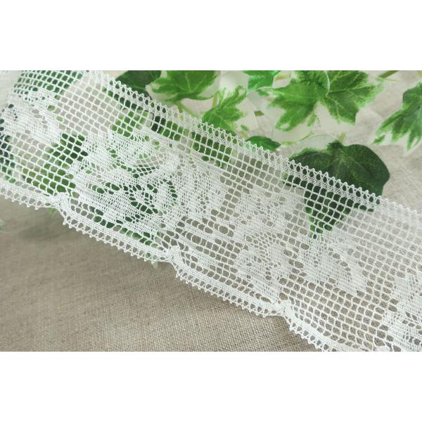 細番手糸を使用し、繊細に編み込まれています。一般的に市場で流通しているレースに比べ、薄く、軽く仕上がっており、リバーレースのような繊細な柄のデザインです。繊細な柄の中に透け感があるので、キレイなデザインに仕上がっております【素材】綿１００％...