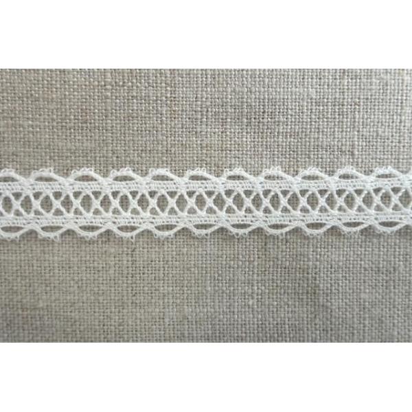●安心の日本製です●高級細番手糸を使用し、繊細に編み込まれています。一般的に市場で流通しているレースに比べ、薄く、軽く仕上がっており、リバーレースのような繊細な柄のデザインです。●繊細な柄の中に透け感があるので、キレイなデザインに仕上がって...
