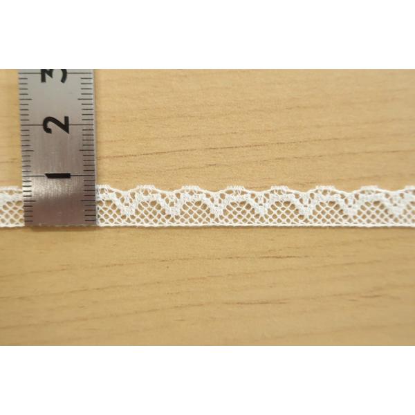 ●安心の日本製です●薄くて軽い仕上がりになっているオフホワイトのトーションレースです。細い綿糸で作成しており、触った感じも柔らかさがあります。スカラがキレイで、装飾のワンポイントにおススメです。1m単位でお買い求めいただけます。●当店は創業...