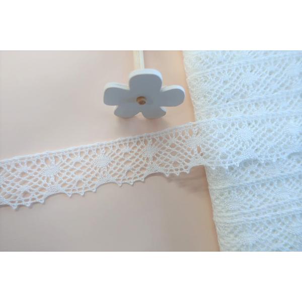 ●安心の日本製です●薄くて軽い仕上がりになっているオフホワイトのトーションレースです。細い綿糸で作成しており、触った感じも柔らかさがあります。キレイな透け感があり、装飾のワンポイントにおススメです。10m単位でお買い求めいただけます。●当店...