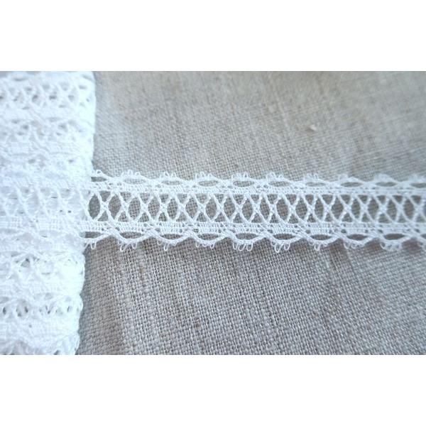 ●安心の日本製です●細番手糸を使用し、繊細に編み込まれています。一般的に市場で流通しているレースに比べ、薄く、軽く仕上がっており、繊細な柄のデザインです。●お好みのリボンを通して使うこともできる人気レースです【商品名】DS.926【サイズ】...