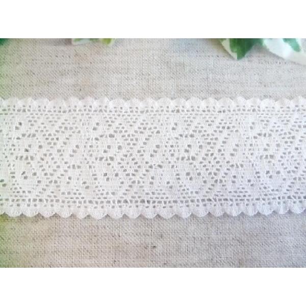 ゴムの入ったストレッチトーションレースですゴムで伸びるので、襟元や裾などインナー、アウターどちらにも使えます。綿素材なので触り心地もいいですよ【素材】　綿、ナイロン、ポリウレタン【日本製】【厚み】　普通【色】　オフホワイト※お使いのブラウザ...