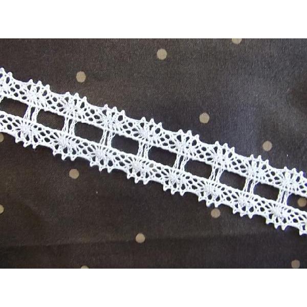 素材】コットン 100%【幅】23mm幅 【厚さ】普通【風合い】綿の柔らかさがあります【色】オフホワイトリボン通し部分は4mm位のリボンが通ります。こちらは1m単位でのご注文になります♪1mの場合→1と入力3mの場合→3と入力お使いのブラウ...