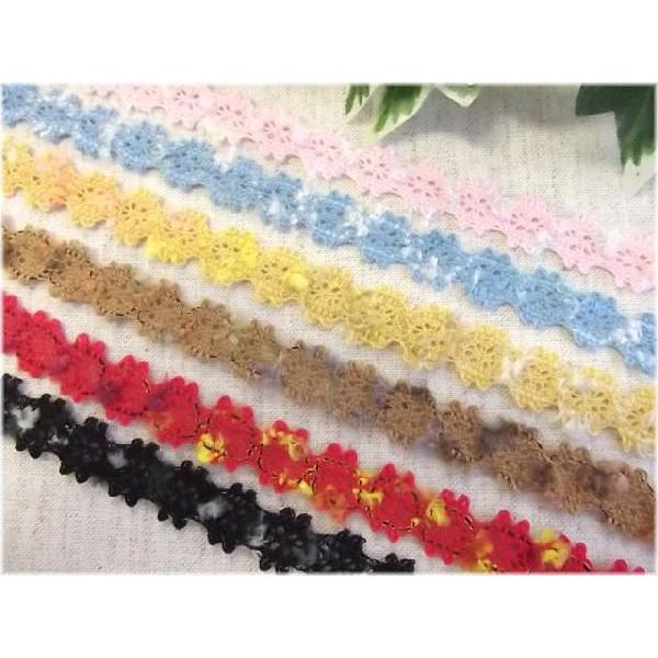 カラーの部分がピンク、水色、黄色、茶色、赤、黒になります☆とてもかわいいレースなので、洋服、小物や雑貨など用途も色々の当店オススメ商品です！また、画像のレースの下の部分は花びらのような不規則な大きさをした糸がランダムに出ています☆風合いはや...