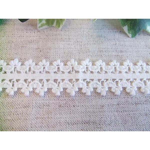 ゴムの入ったストレッチトーションレースですゴムで伸びるので、襟元や裾などインナー、アウターどちらにも使えます。綿素材なので触り心地もいいですよ【素材】　綿、ナイロン、ポリウレタン【日本製】【厚み】　普通【色】　オフホワイト※お使いのブラウザ...