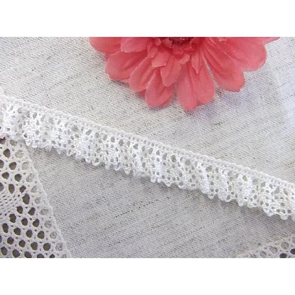 【当店オリジナルのWEB限定商品です！】こちらの商品はパールラメが全体に入ったホワイトラメレースです♪画像では分かりにくいですが全体に光沢があり、ラメも入っているのでとてもかわいらしく仕上がっています洋服や小物作りなどにオススメですよ(^^...