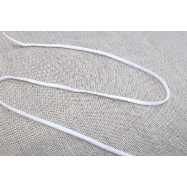 マスクに使えるゴムです。日本のレース工場直営である当店がレース機で作成しました。丁寧に編み込んでおり、検品もしっかりしています。台紙に巻いての発送になりますので、保管もしやすいです。【サイズ】3-4mm幅【色】オフホワイト【厚み】普通途中カ...