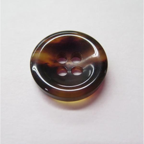 べっ甲調のボタンです。真ん中が滑らかにくぼんだ様な形になっています。柄の出方は１つ１つ異なりますので予めご了承ください。＊表示サイズはメーカーの定めるサイズであり、実際のサイズとは多少異なる場合がございます。================...