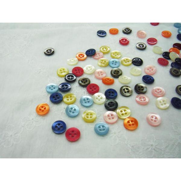生産ロットによって色の違いが生じてしまう場合がございます。また、サイズによっても色の違いが生じてしまう場合がございます。予めご了承ください。貝調ポリボタンキャンディのような、かわいらしい色のボタンです。※貝調ボタンのため、特に『４８．茶』と...