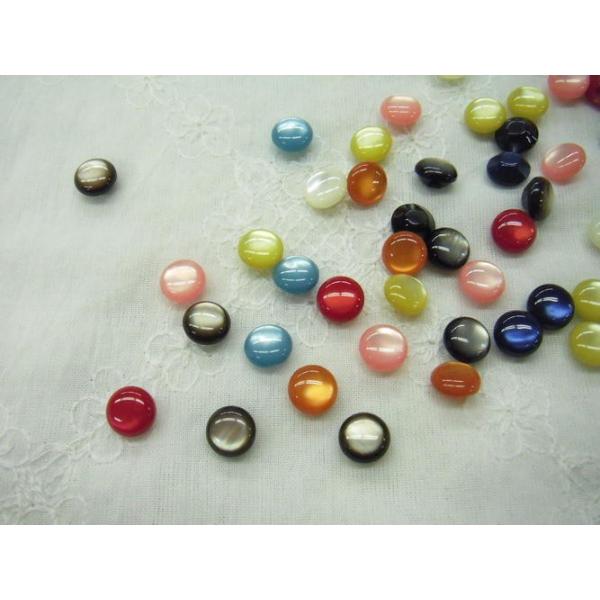 生産ロットによって色の違いが生じてしまう場合がございます。また、サイズによっても色の違いが生じてしまう場合がございます。予めご了承ください。キャンディのような、かわいらしい色のボタンです。ボタンホールはトンネル足です。 ＊表示サイズはメーカ...