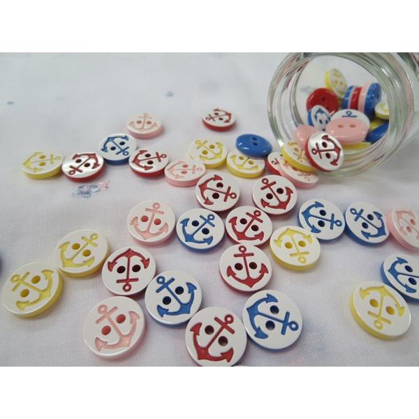 生産ロットによって色の違いが生じてしまう場合がございます。また、サイズによっても色の違いが生じてしまう場合がございます。予めご了承ください。＜マリン＞イカリの柄のボタンに新色登場！！ ＊表示サイズはメーカーの定めるサイズであり、実際のサイズ...