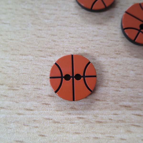 バスケットボール柄のボタンです。＊表示サイズはメーカーの定めるサイズであり、実際のサイズとは多少異なる場合がございます。==============================★1個単位での販売です。必要個数でご注文ください。=====...