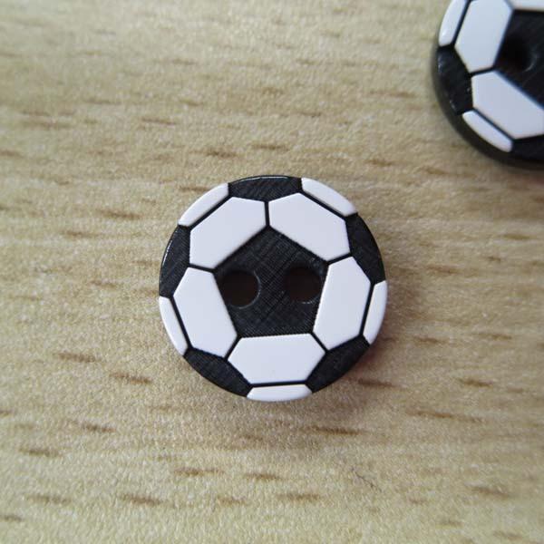 サッカーボール柄のボタンです。＊表示サイズはメーカーの定めるサイズであり、実際のサイズとは多少異なる場合がございます。==============================★1個単位での販売です。必要個数でご注文ください。======...