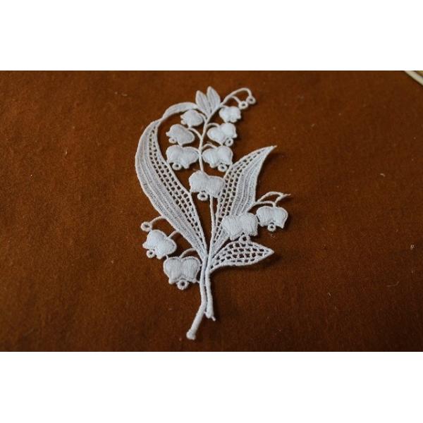 高級の国産ケミカルレースです。 国産ならではの刺繍がたっぷりほどこされた美しい鈴蘭レースです。モニターにより実物と若干色目が異なる場合がありますのでご了承ください。 花の先端から軸の端まで15.2cmになりますポーチやハンカチに、額に飾って...