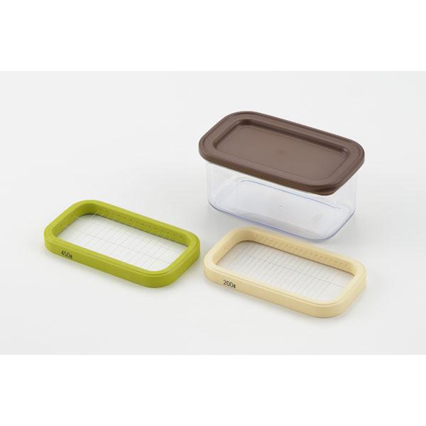 ●品番：SJ3324 ●商品説明：450gの大容量バター用、200gの家庭用バター用、 それぞれ専用のワイヤーカッター付き。 常温に戻したバターをワイヤープレートに乗せてギュッとひと押し、 あっという間に切れてるバターに大変身！ シールフタ...