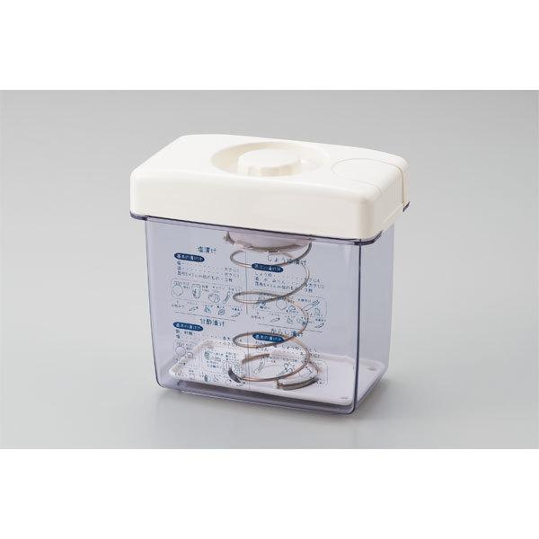 浅漬に便利な漬物器です。冷蔵庫のポケットにも収納できるスリムでコンパクトな縦型スタイル。側面には便利なレシピ付き。●品番：SJ2963●本体サイズ（mm）：幅89×奥行158×高さ150●本体重量（g）：270●満水容量（ml）：1000●...