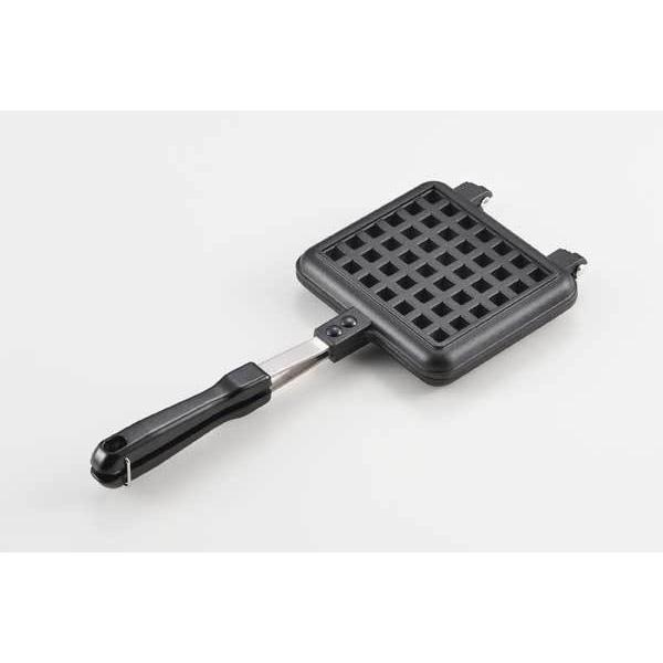 お家で作る焼きたてワッフルは熱々でサクッ！フワッ！朝食にもおやつにもぴったり！ 生地を流し込んで焼くだけ、手軽でおいしい。 本体はフッ素樹脂加工なのでお手入れも簡単。 ●品番：SJ2275 ●サイズ：幅143×奥行345×高さ32mm ●本...