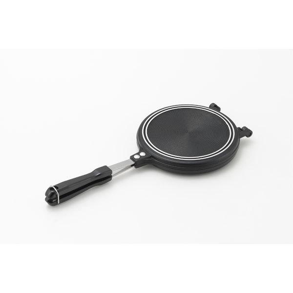 丸い形のホットサンドメーカー！丸い形のプレートなので、いろいろな料理が楽しめます。お好み焼き、パンケーキ、餃子、もちろん定番のホットサンドにもアイデア次第で楽しめる「マルチサンドパン」です。本体はフッ素樹脂加工なのでお手入れも簡単直火で焼く...