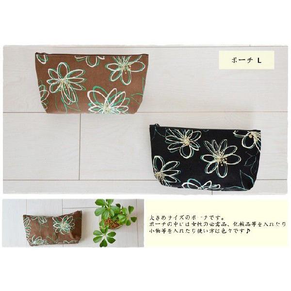 単色だけでなく、花の中心にラメをつけた、変化のあるデザインが特徴のシリーズです。シンプルな形状だから、出し入れしやすく、中身が見やすいです。ビューラー、ハンドクリーム・・・etc毎日欠かせないコスメアイテムもすっきり入ります。