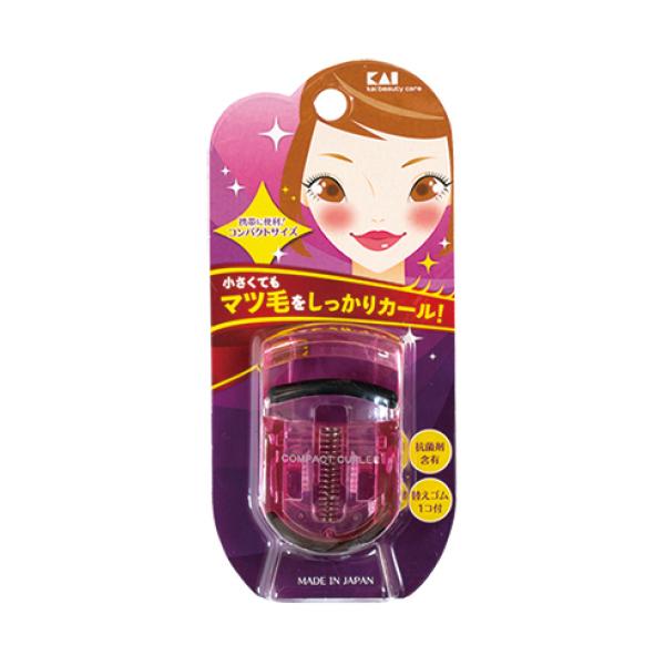 小さくてもまつ毛をしっかりカール！携帯に便利なコンパクトサイズのアイラッシュカーラー。替えゴム１個付き、ピンク。