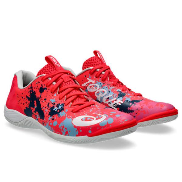 やわらかさを重視するフットサルプレーヤーへ。インドア用フットサルシューズ。アッパーにはやわらかいマイクロファイバー人工皮革を採用することで、耐久性とフィット性を両立。Uスロートを外側に向けることにより、インサイドのタッチポイントを増やすとと...