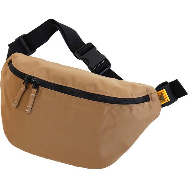 ブランドネームを前面には出さず、象徴とも言えるイエロータグをピスネームとして使用したシンプルなデザインが特徴の新たな80Sライン。コーデュラ420デニールのエコナイロンを生地に使用し、定番でもロングセラー商品のスリムファニーをリリース。シン...