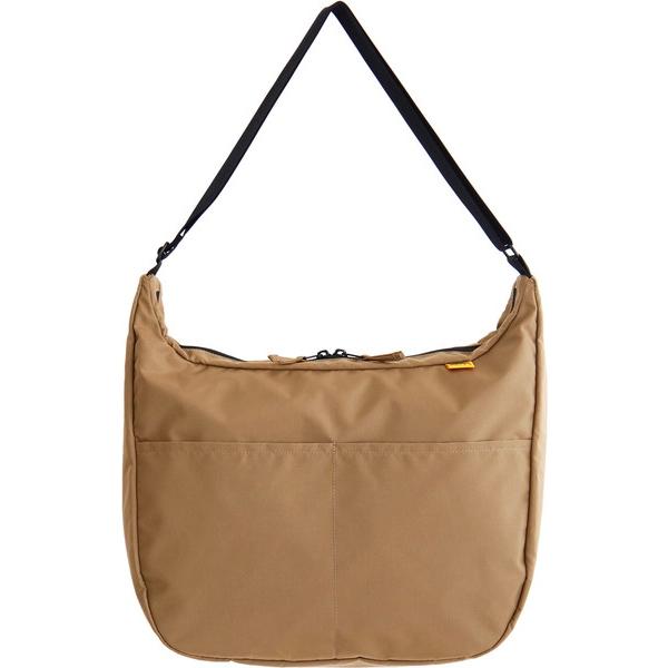 ブランドネームを前面には出さず、象徴とも言えるイエロータグをピスネームとして使用したシンプルなデザインが特徴の新たな80Sライン。コーデュラ420デニールのエコナイロンを生地に使用し、大判のバナナ型ショルダーバッグをリリース。フロントには縦...