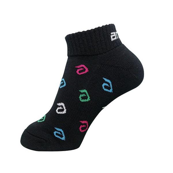 アルファロゴを規則的に配置したポップなデザイン【サイズ】22.0-24.5cm【カラー】360023001：ブラック【素材】ポリエステル、綿、その他【タイプ】ミッドショート【02905060000000000】【02302000000000...