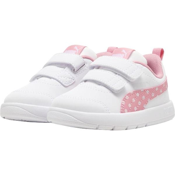 コートフレックスファミリーにコートフレックスv3スニーカーが登場。0歳から4歳のお子様におすすめのサイズです。軽量でクッション性に優れたEVAミッドソール、歩きやすさを追求したアウトソールの柔らかい溝が特徴。プーマフォームストリップにキュー...